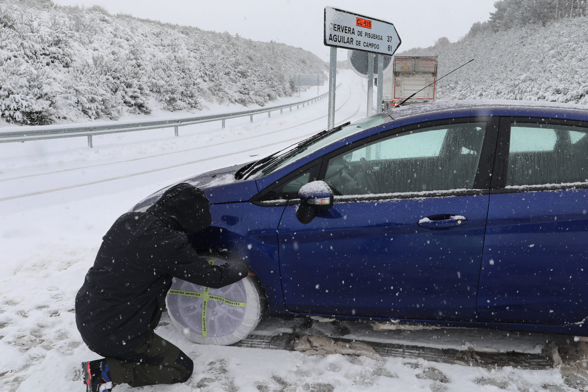 La nieve obliga al uso de cadenas en más de una decena de tramos en Ávila, Burgos, León y ...